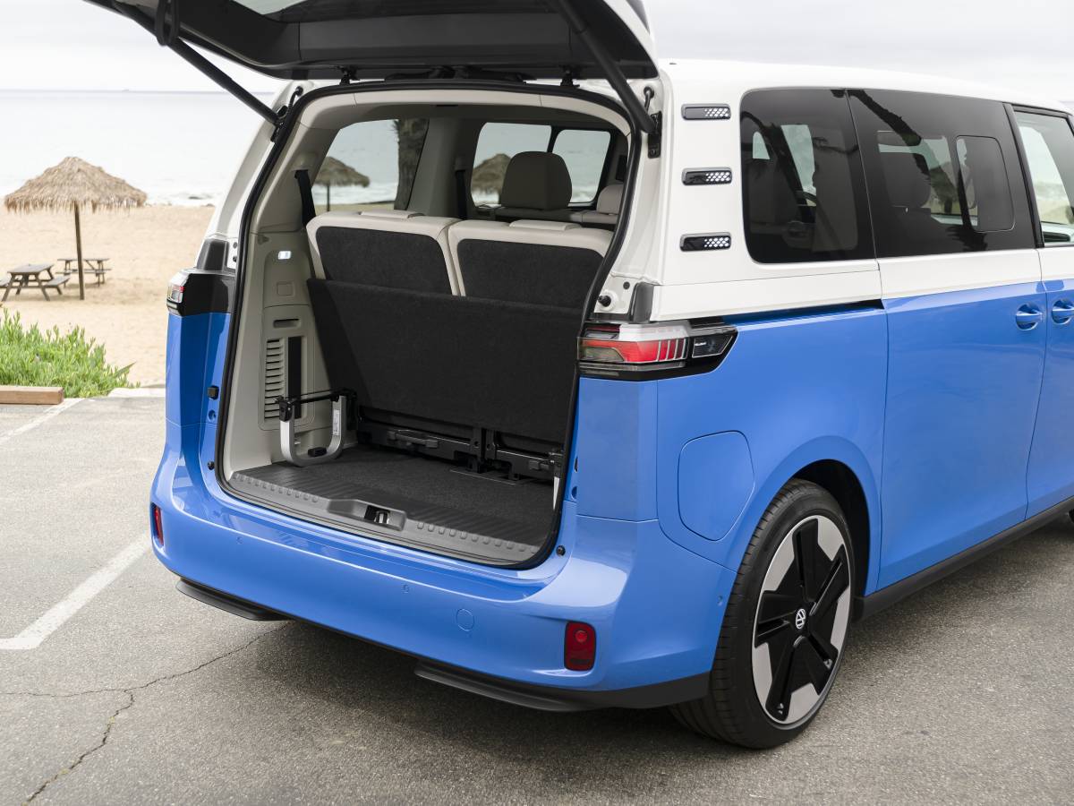 Three-Row Volkswagen ID. Buzz in Pics: See Design, Features, Interior ...