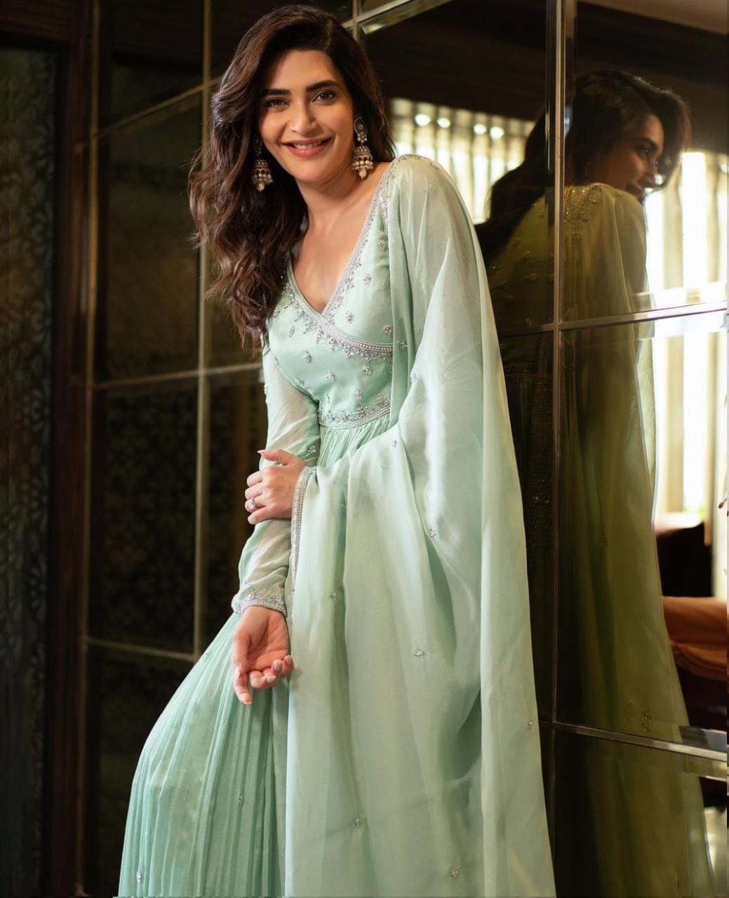 Scoop Actor Karishma Tanna Looks Undeniably Fashionable In A Powdered ...
