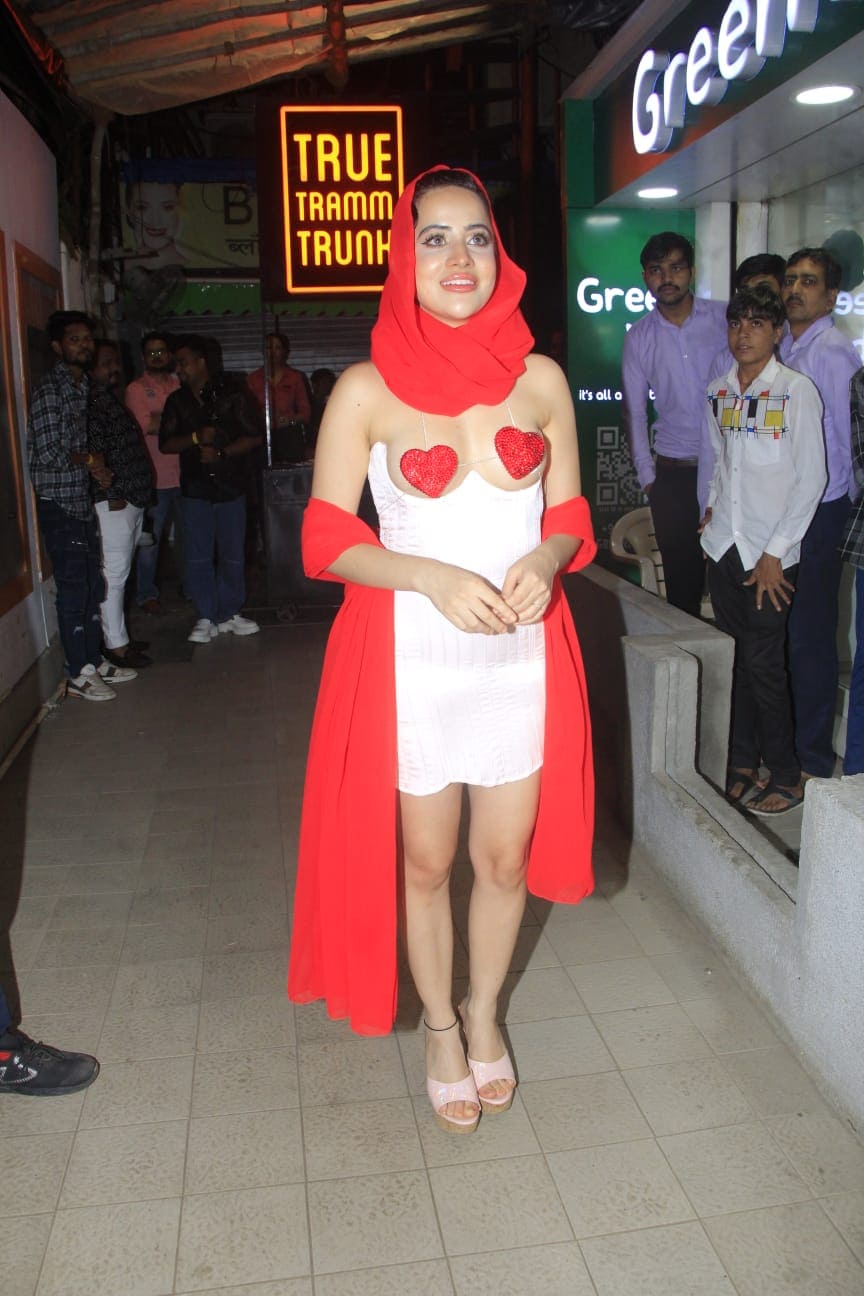 Uorfi Javed Has An Eye For Eccentric and Risqué Outfits, See Photos ...