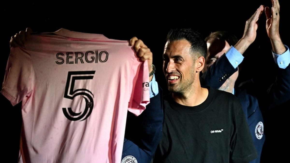 MLS Official Twitter Mistakes Arbeloa for Busquets In Announcement ...