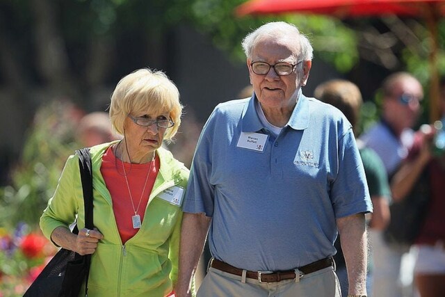 Warren Buffett's Wife Found Complaining About Coffee Worth Rs 300 at ...