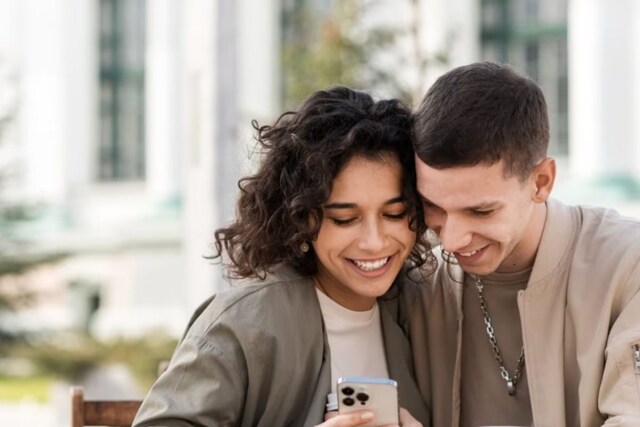 Reddit User’s Post on Couples Checking Each Other’s Phones May Give You ...