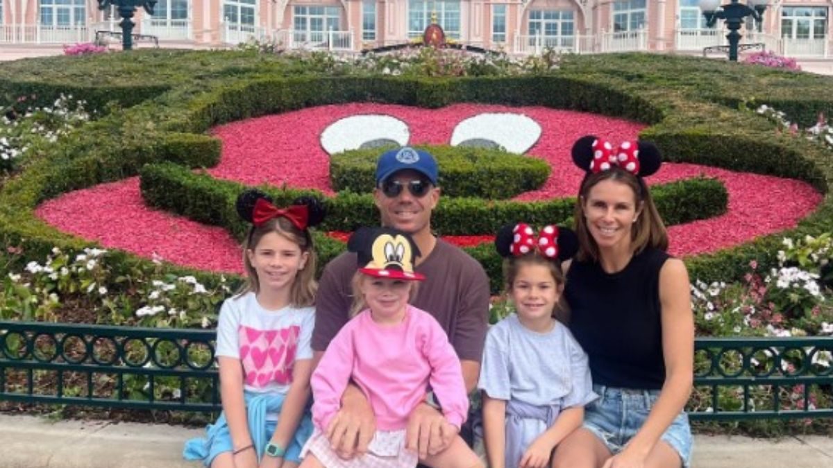 Watch: David Warner Enjoys Day Out at Paris Disneyland With Wife And ...
