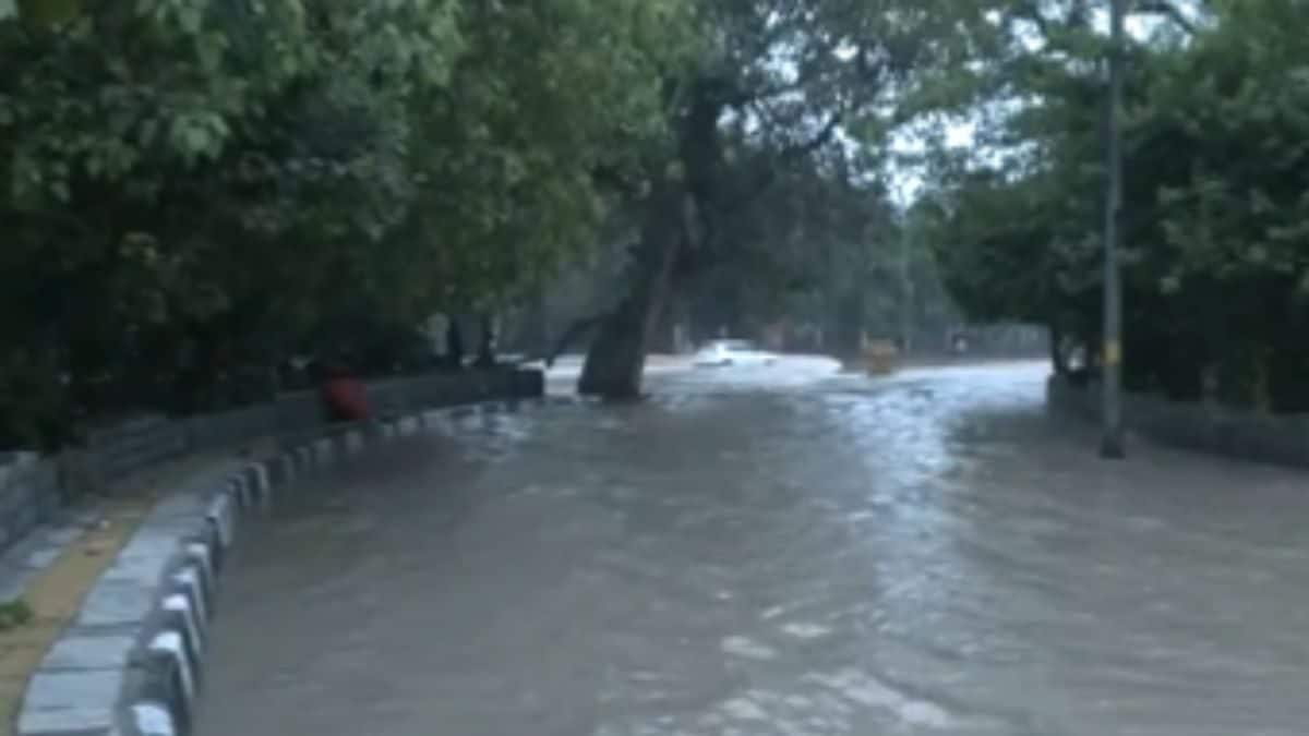 Delhi Flooded As Yamuna Continues to Rise, Low Lying Areas Inundated ...