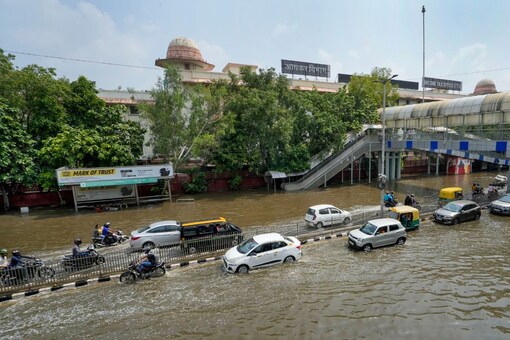 Delhi Flood: Several Roads Open for Traffic as Yamuna Recedes | Check Advisory - News18