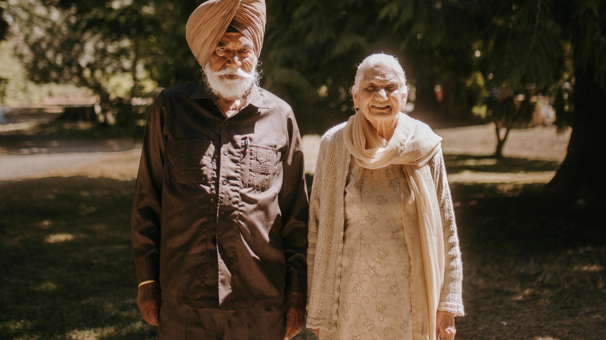 Elderly Couple Recreates Old Memory In Unplanned Photoshoot; Smiles ...