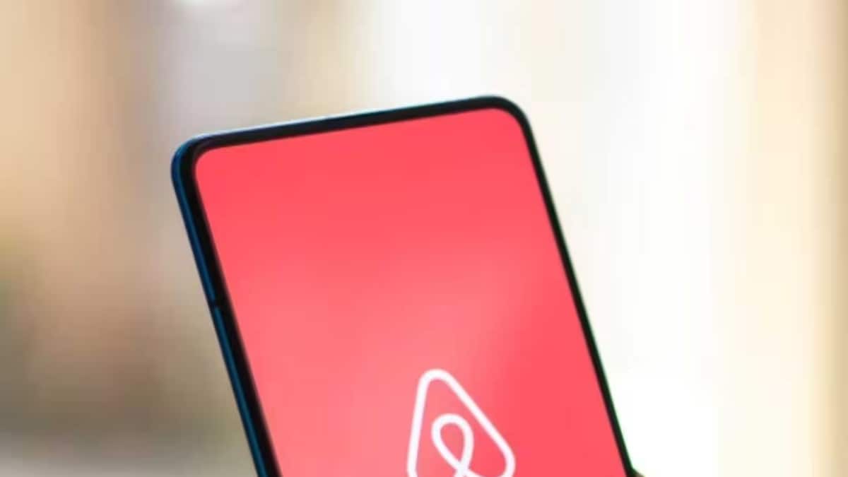 Man Books Airbnb Only To Find His Bed In The Bathroom | Viral News - News18