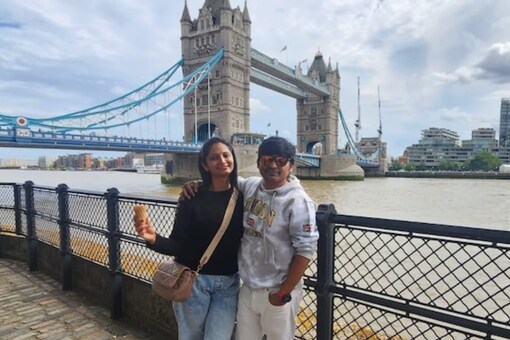 Rocking Rakesh Gives 2,300th Stage Performance With Wife Jordar Sujatha ...