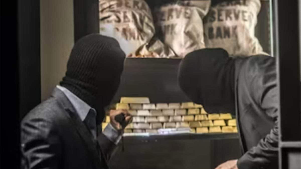When Bank Employee's Quick Response Led To Robber's Arrest | Viral News ...