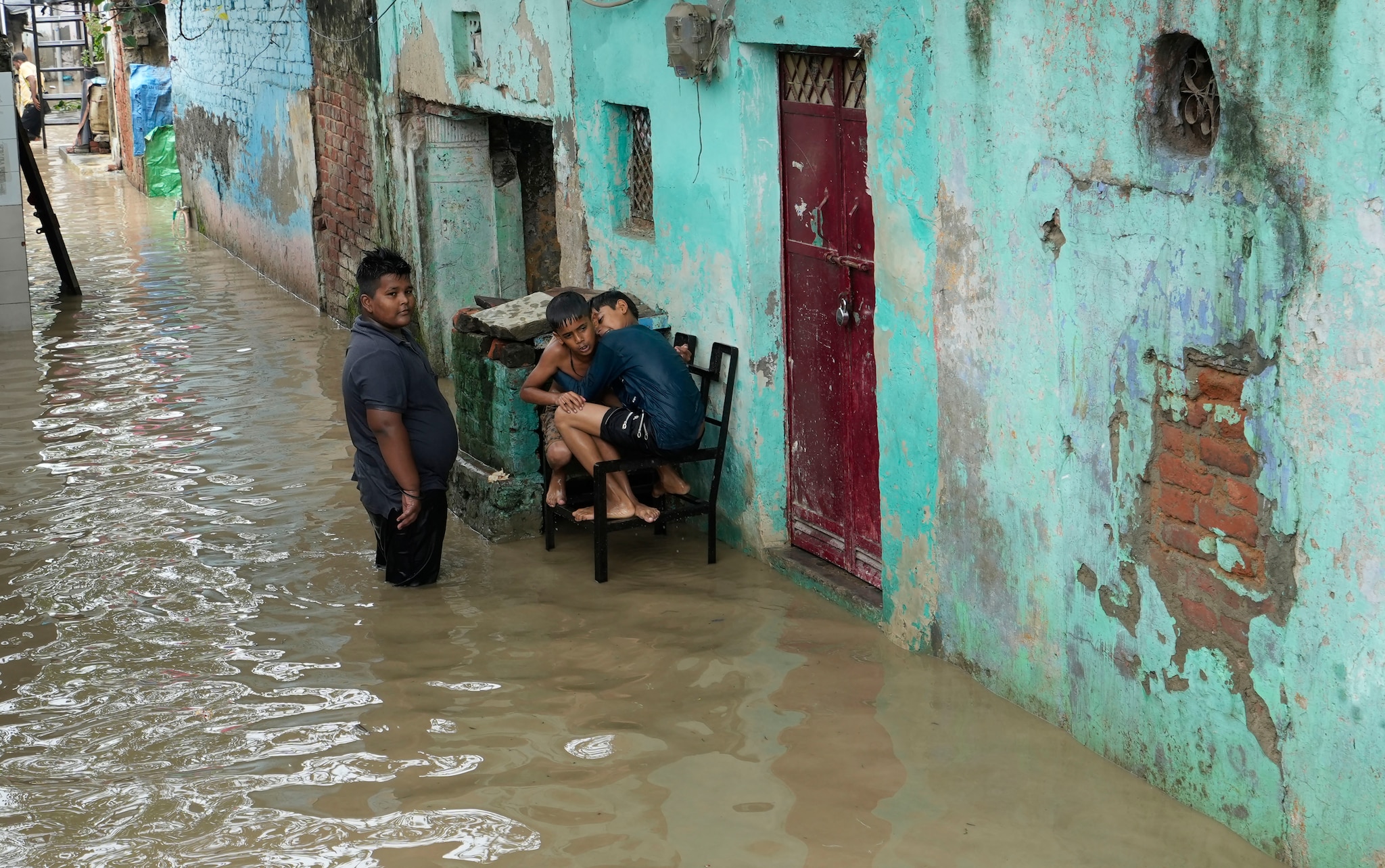 Delhi Flooded As Yamuna Continues to Rise, Low Lying Areas Inundated ...