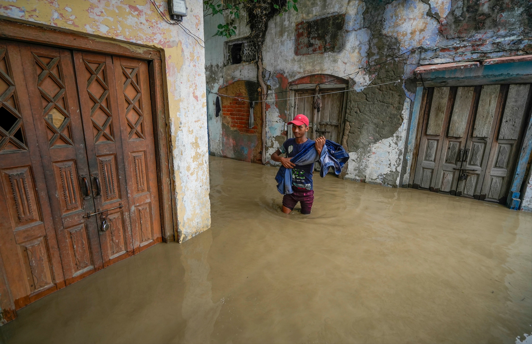 Delhi Flooded As Yamuna Continues to Rise, Low Lying Areas Inundated ...