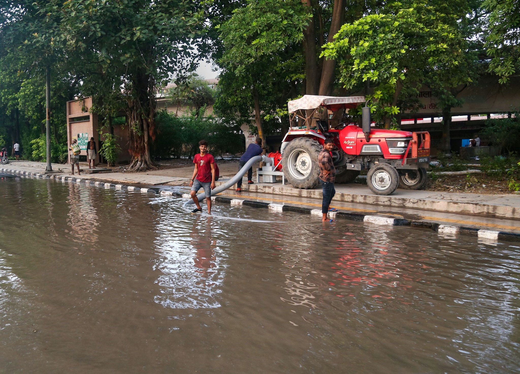 Delhi Flooded As Yamuna Continues to Rise, Low Lying Areas Inundated ...