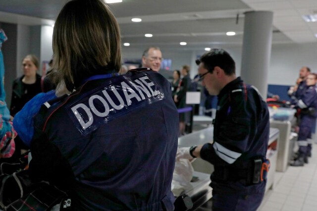 Drug Smuggler Seizes Paris Airport Customs Officer's Gun, Shoots Her ...