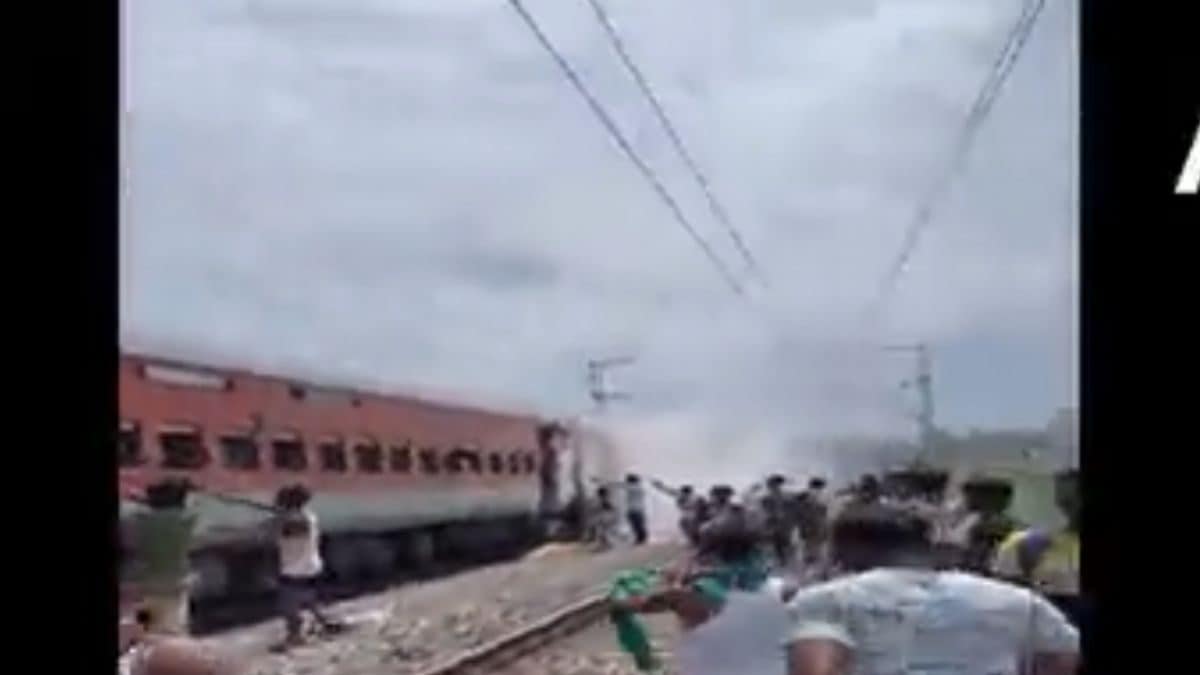 WATCH | Passengers Jump in Panic As Smoke Seen in Train's Coach in ...