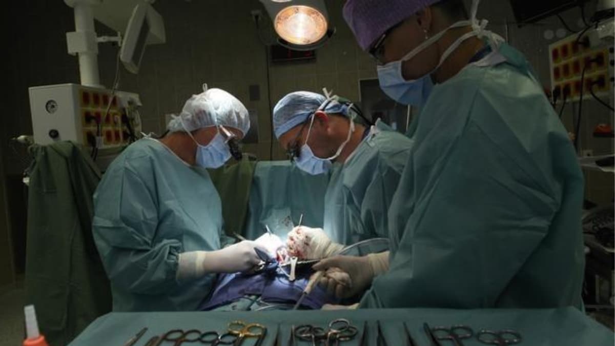 Doctors Perform World’s 1st Keyhole Surgery on Man With Heart on Right ...