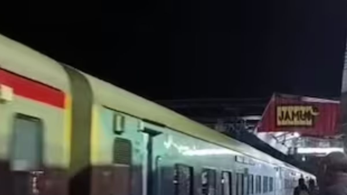 GRP Soldier Saves Woman And Child From Falling Off Train At Bihar's Jamui Railway Station ...