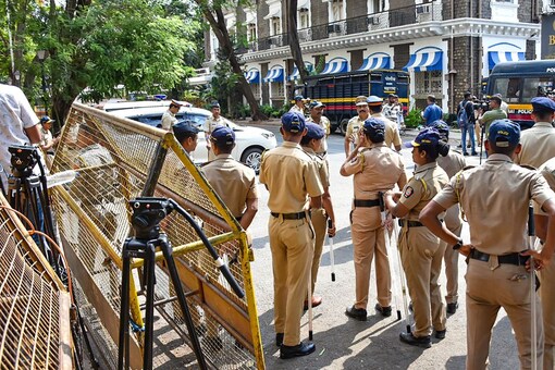 7 Cops Suspended for Special Treatment to DHFL Promoters Wadhawan ...