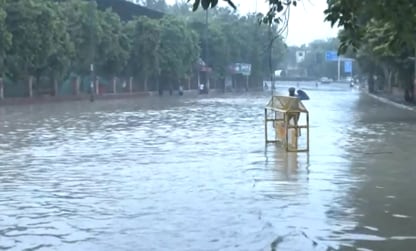 Delhi Flooded As Yamuna Continues to Rise, Low Lying Areas Inundated ...