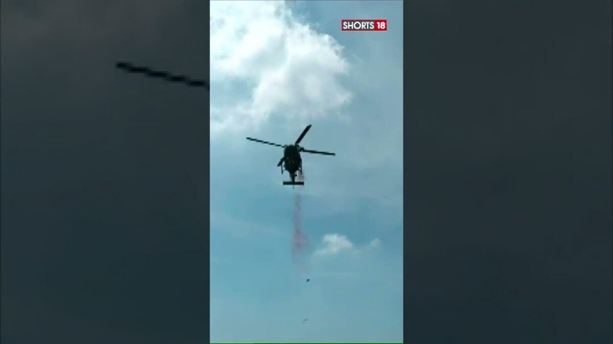 Shorts | MI-17 Helicopters Shower Flower Petals Over Red Fort For First ...