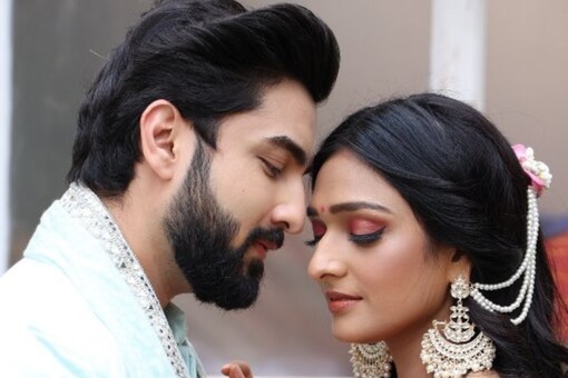 Aishwarya Khare Wore 20 Kg Lehenga For Bhagya Lakshmi's Episode: 'Took Me 1.5 Hours To Get Ready ...