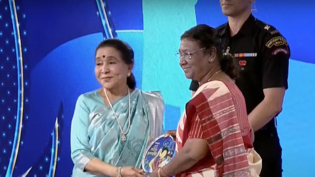 Asha Bhosle Honoured by President Droupadi Murmu at Rising India-She ...