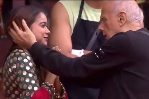 Mahesh Bhatt 'Kissing' Manisha Rani On Bigg Boss OTT 2 Makes Fans Angry ... Mahesh Bhatt 'Kissing' Manisha Rani On Bigg Boss OTT 2 Makes Fans Angry ...