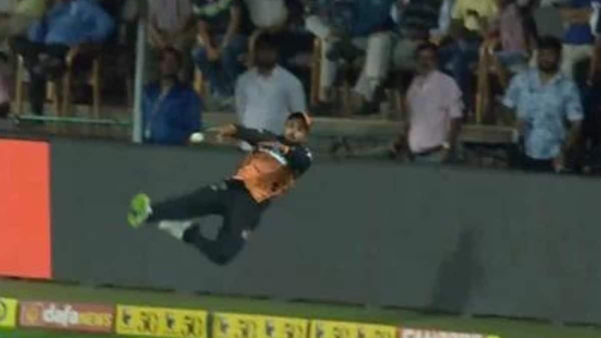 WATCH: 'Flying Tiger' Manish Pandey Saves a SIX to Help His Team Win ...