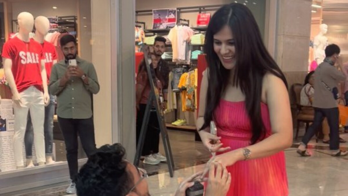 Man’s Proposal To Girlfriend Inside Mall Is The Most Romantic Thing On ...