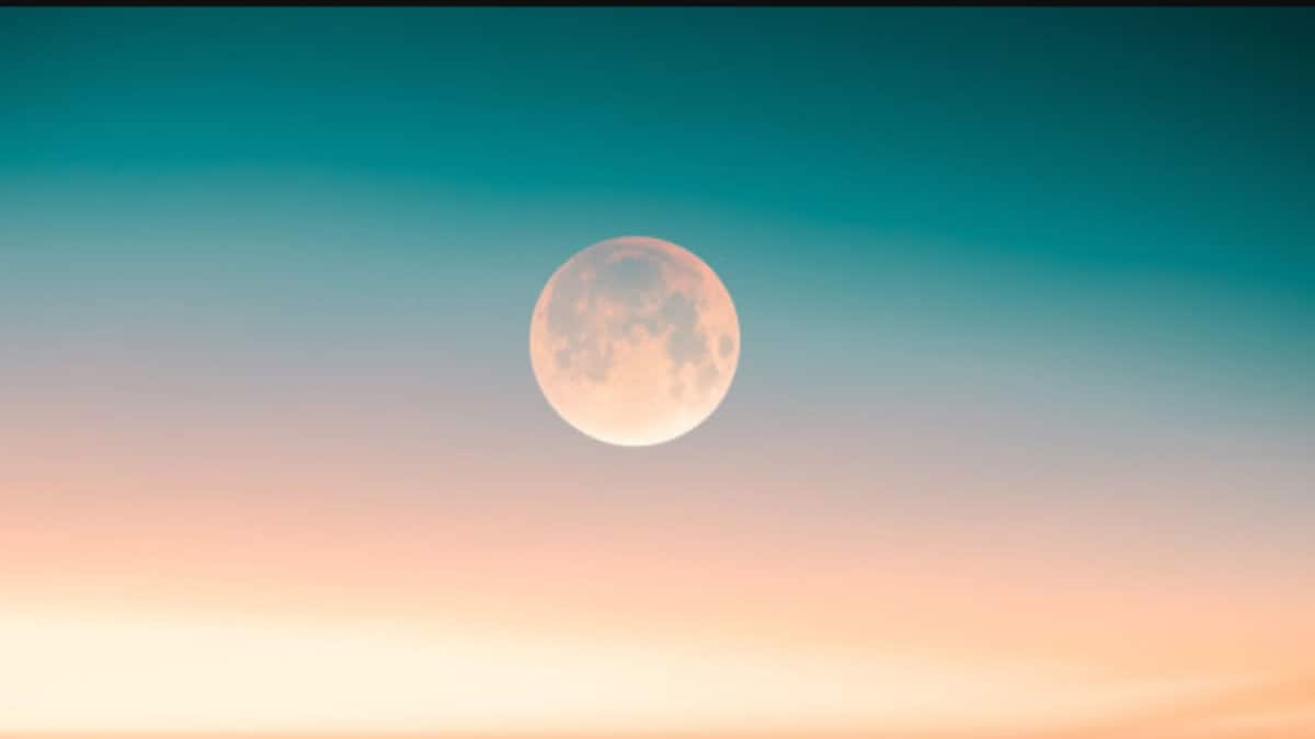 One Giant Step: Moon Race Heats Up | Viral News - News18