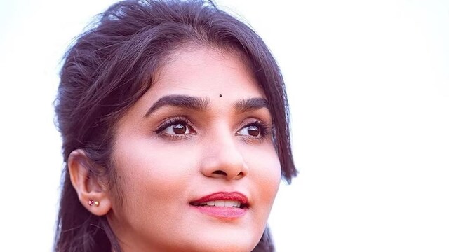 Actress Divya Uruduga Looks Like A Vision In Her Vibrant Traditional ...