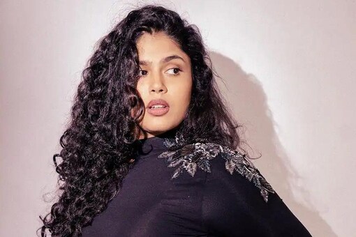 Faria Abdullah Looks Effortlessly Chic In All- Black Ensemble - News18