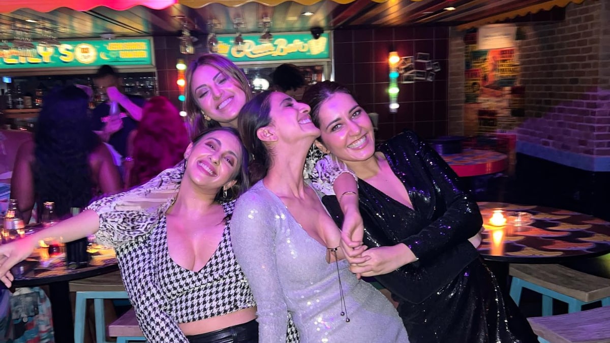 Pics Vaani Kapoors 35th Birthday In Dubai With Friends Is All Things Fun News18
