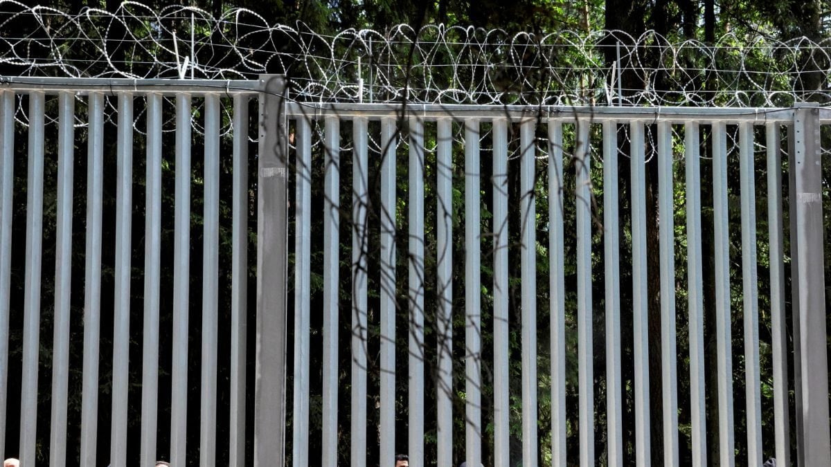 Poland Says to Boost Troops Level to 10,000 at Belarus Border | World ...