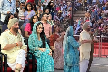 Gadar 2: Sunny Deol, Ameesha Patel Visit Attari–Wagah Border, Dance To Udja Kale Kawan; Watch ...