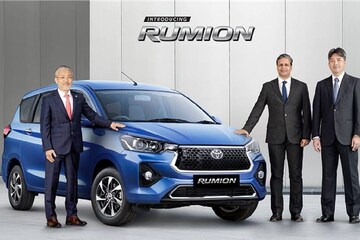 All-New Toyota Rumion Breaks Cover, Gets 3 Trims & 3 Powertrain Options ...