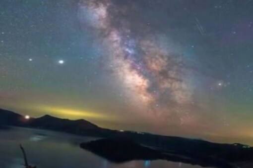 Stunning Night Sky Time-lapse Video Shows Earth's Rotation, Leaves ...