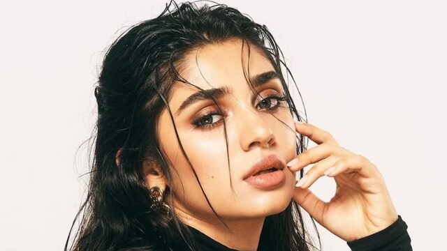 Krithi Shetty Looks Stunning In Black High-neck Full-sleeve Top ...