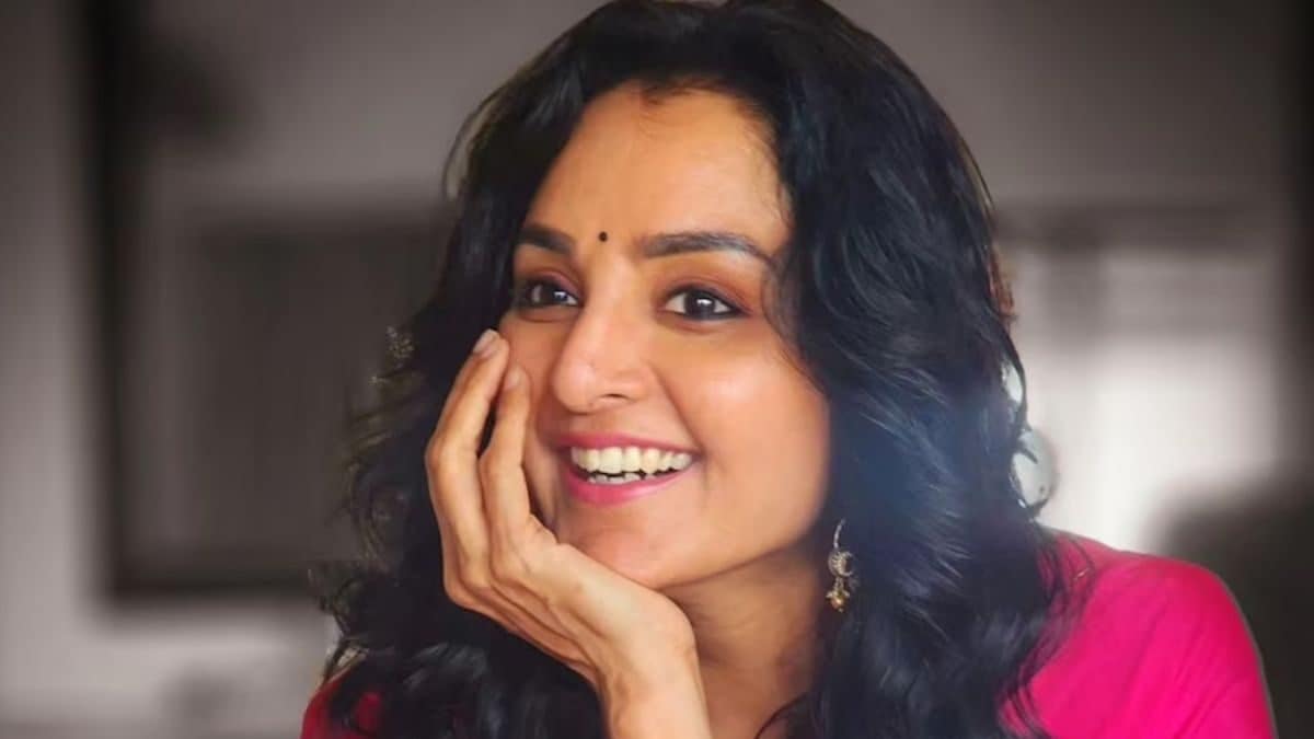 Manju Warrier Aces The Ethnic Game In A Pink Chiffon Saree | Movies News - News18