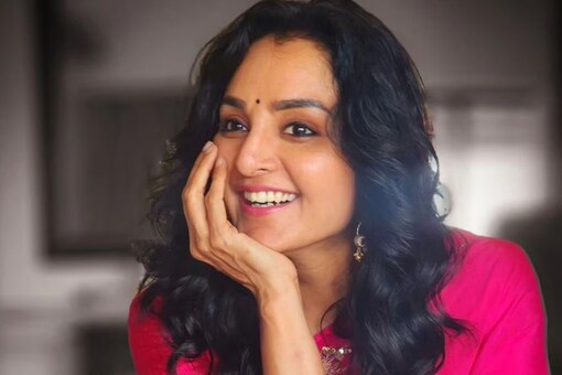 Manju Warrier Aces The Ethnic Game In A Pink Chiffon Saree - News18