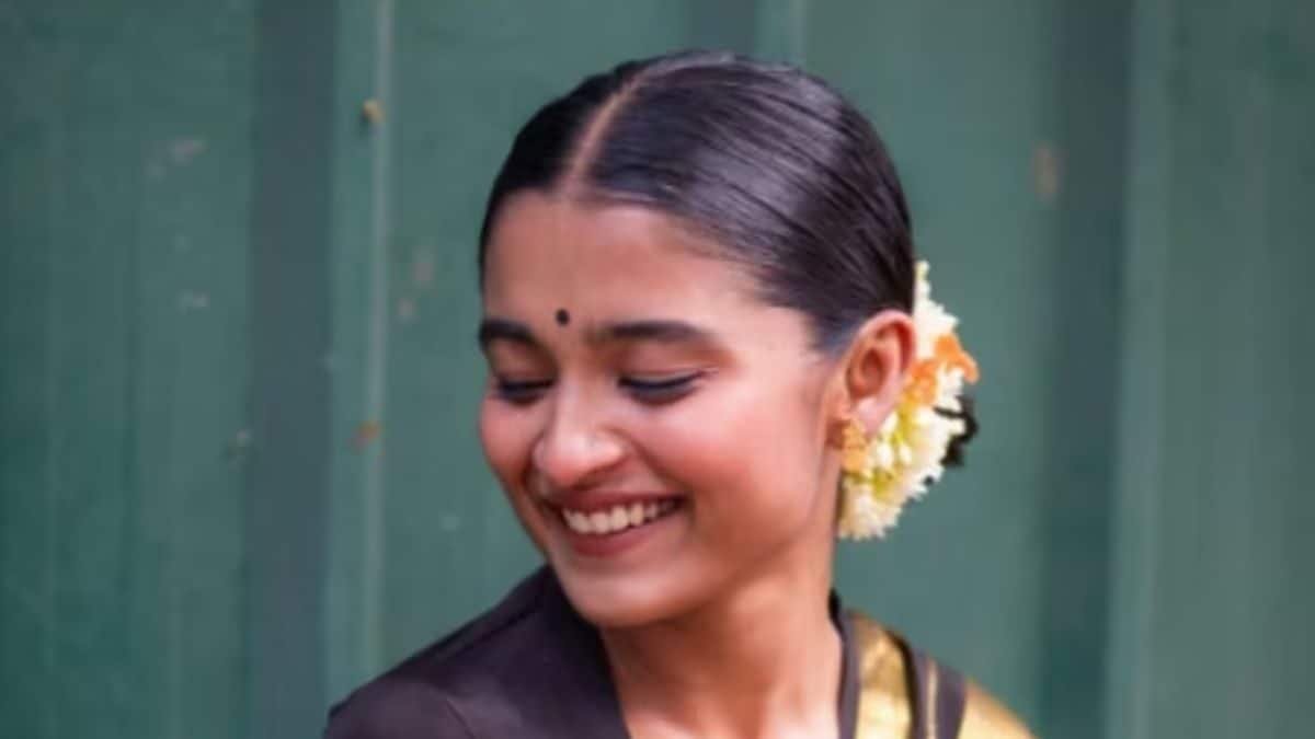 Kannada Actress Chaithra Aces Traditional Look In Yellow Saree At Saptha Sagaradaache Ello ...