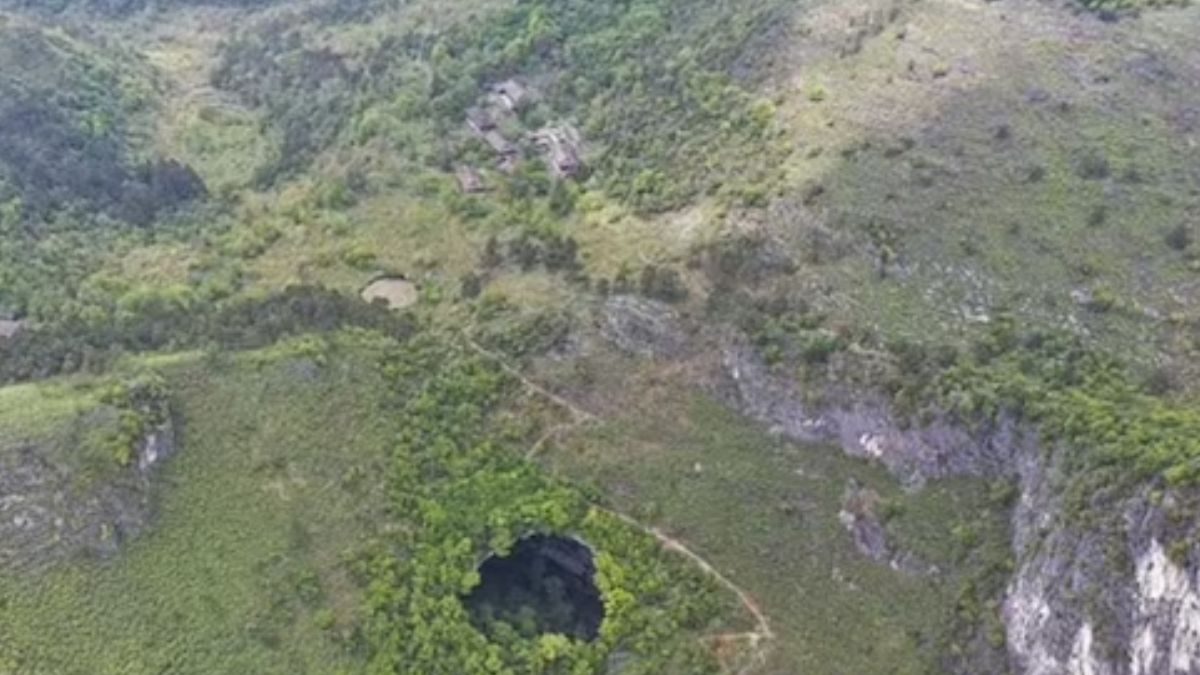 650-foot-deep Sinkhole With A Forest Inside It Discovered In China ...