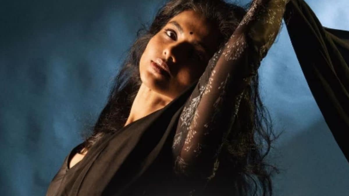 Actress Ganavi Laxman Looks Regal In Black Chiffon Saree | Movies News - News18