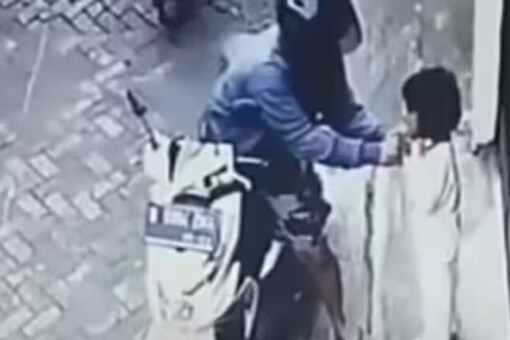 This Video Of Thief Snatching Chain From Small Girl's Neck Will Send ...