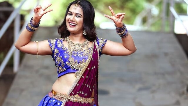 Bigg Boss Telugu Fame Ariyana Glory Slays Traditional Look In Blue ...