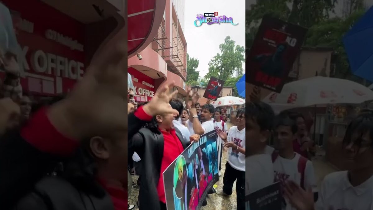 SRK Fans Are So Overwhelmed With Jawan That They Can't Stop Themselves ...