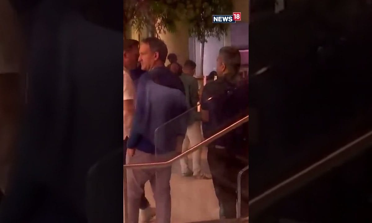 Long Queue Outside Apple Store At Mumbai's BKC As iPhone 15 Series Goes ...