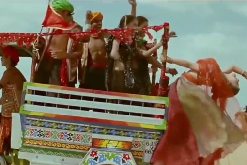 'Aishwarya in HDDCS, SRK in DDLJ': Movie Buffs List Best Intro Scenes ...