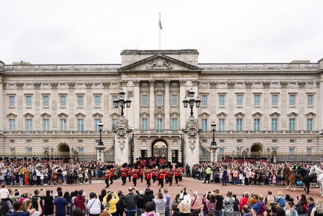 Corgis Parade Outside Buckingham Palace to Remember Queen Elizabeth II ...
