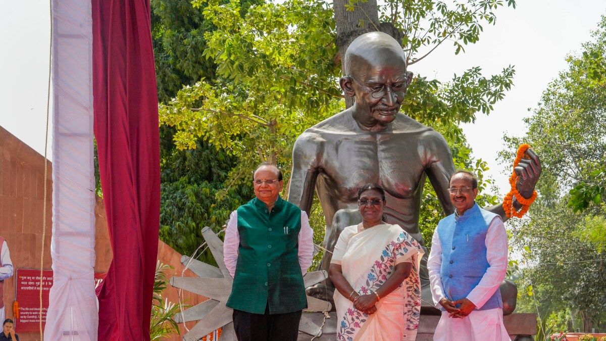 President Murmu Unveils 12-foot Statue of Mahatma Gandhi at Rajghat ...