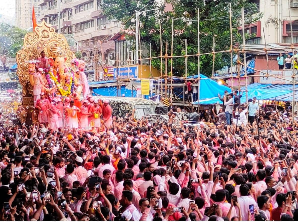 Ganpati Visarjan: Mumbaikars Bid Adieu to Famous Lalbaugcha Raja | See PICS